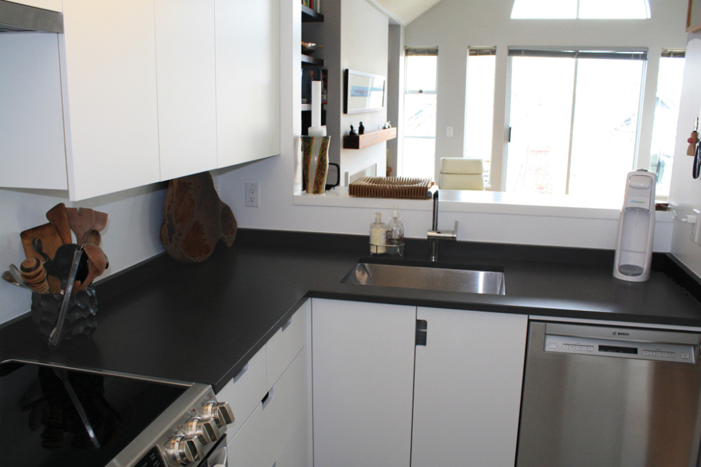 Fameli-Canuto Diresco Beach Black Honed Quartz Kitchen Countertops Oak ... Fameli-Canuto Diresco Beach Black Honed Quartz Kitchen Countertops Oak ...